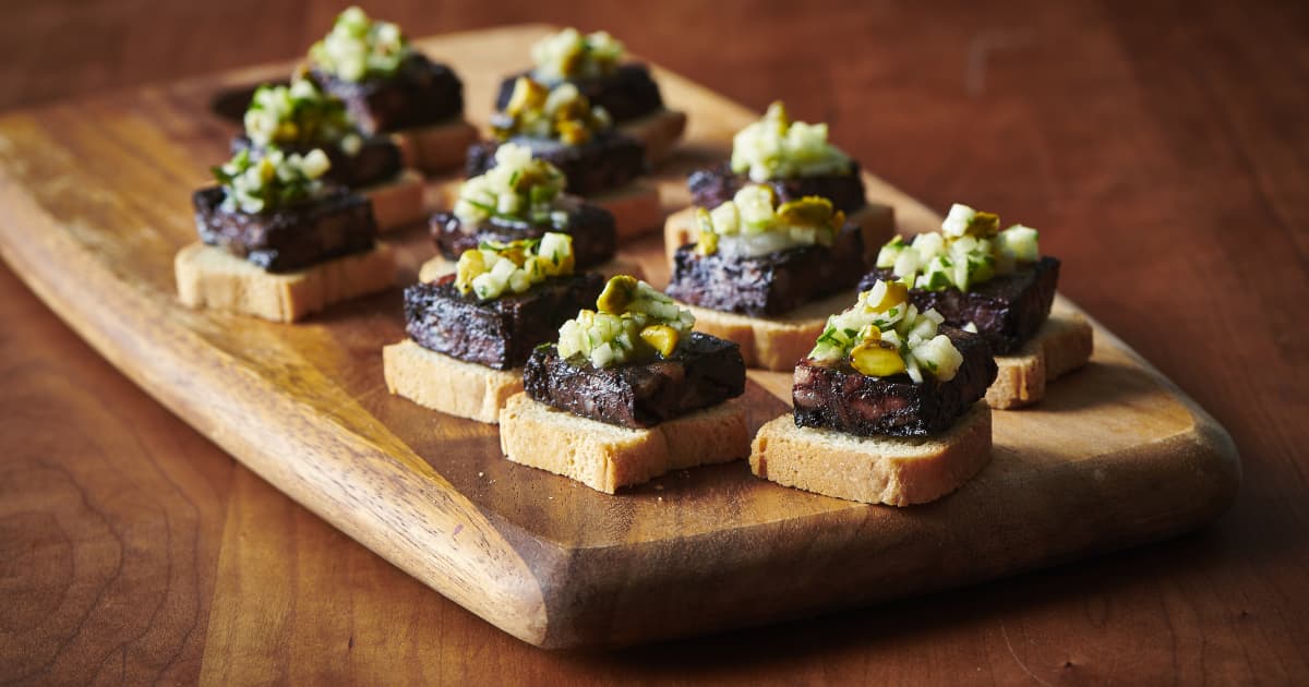 Bouchée de boudin noir, pomme verte et pistache | Zeste