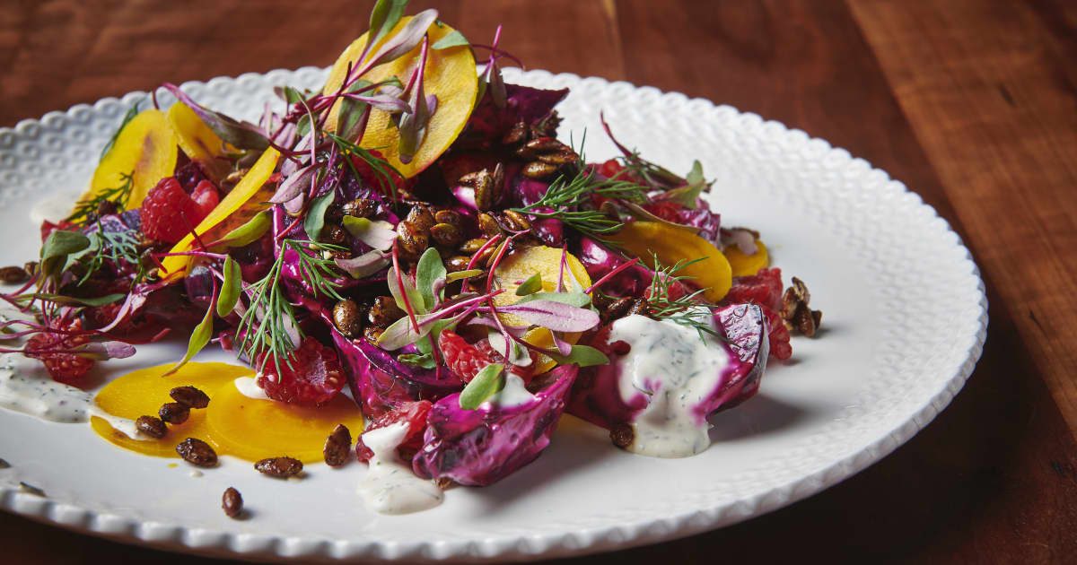 Salade de betteraves cuites au four et fumées au foin d’odeur, de ...