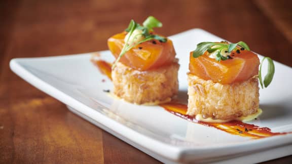 Galettes de riz frites et cubes de saumon mariné | Zeste