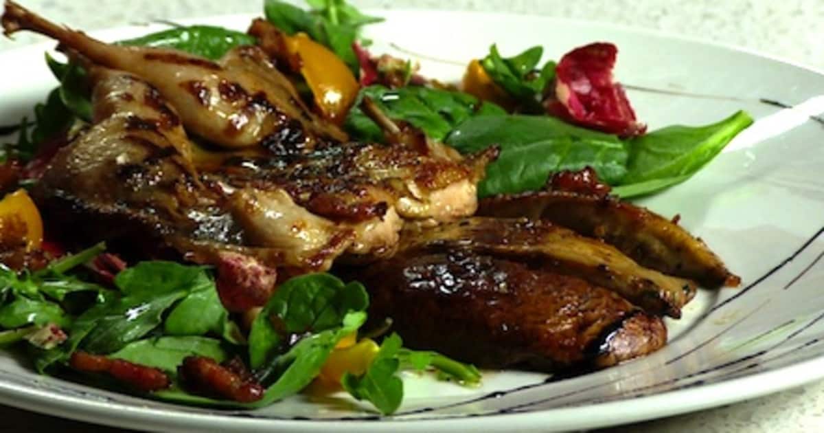 Recette de salade tiède de cailles grillées | Zeste