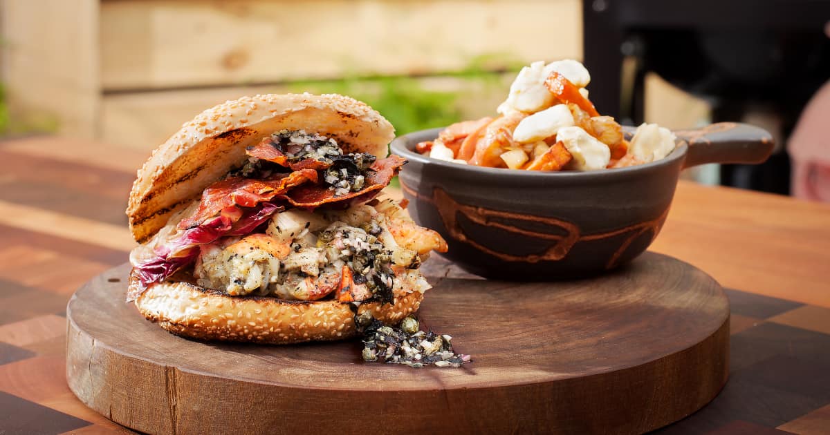 Recette de guédille au homard et sa poutine | Zeste