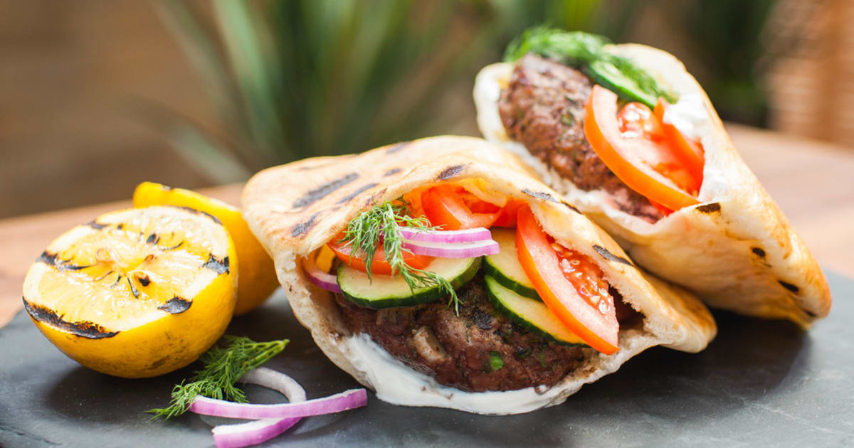 Kefta burger d’agneau au yogourt sur pita grillé - Glouton