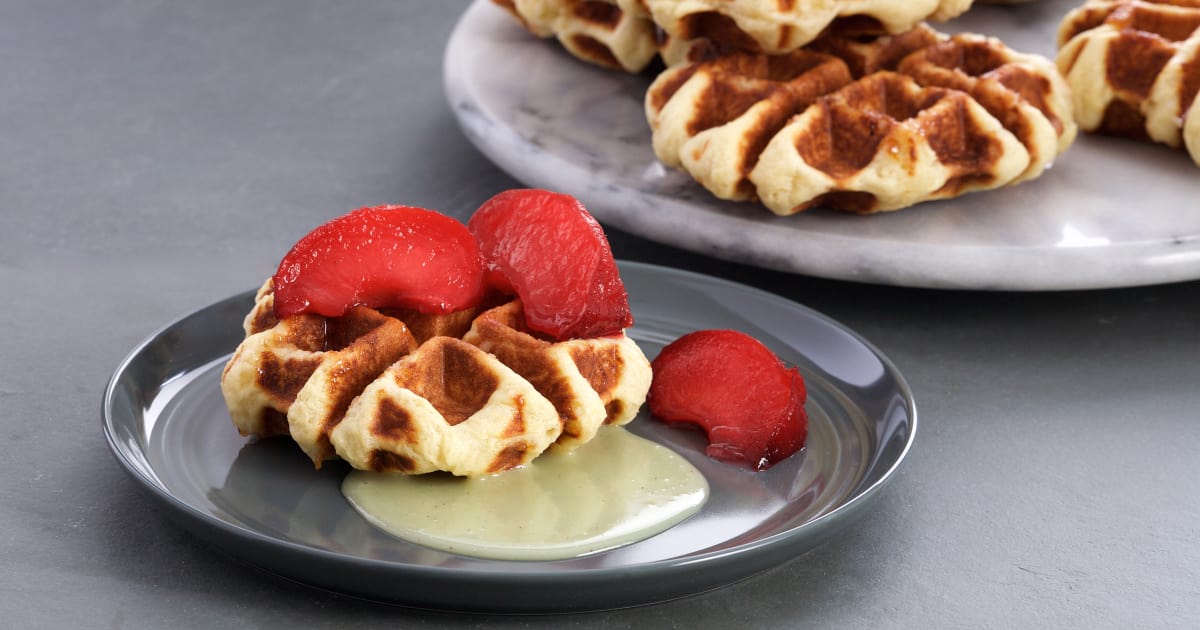Gaufres de Liège, prunes épicées et sauce au chocolat - Glouton