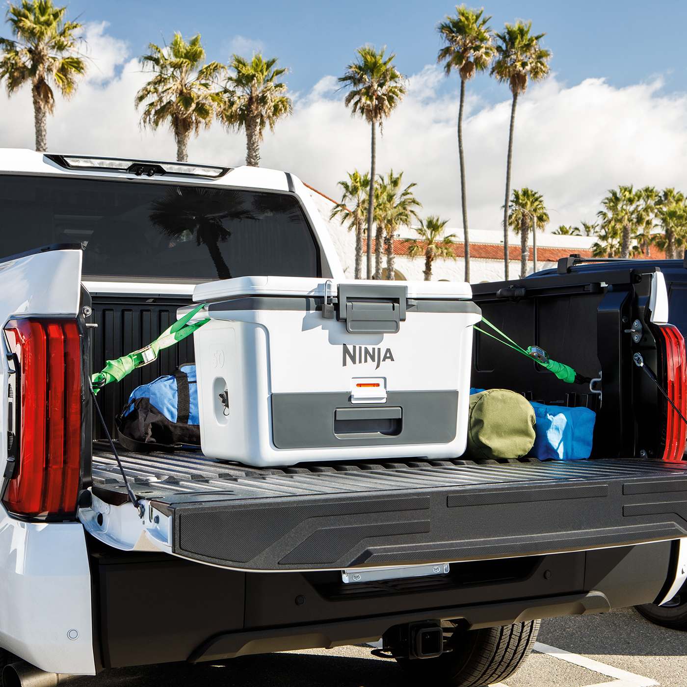 Ninja FrostVault 47-litre Hard Cooler with Lockable Lid – White