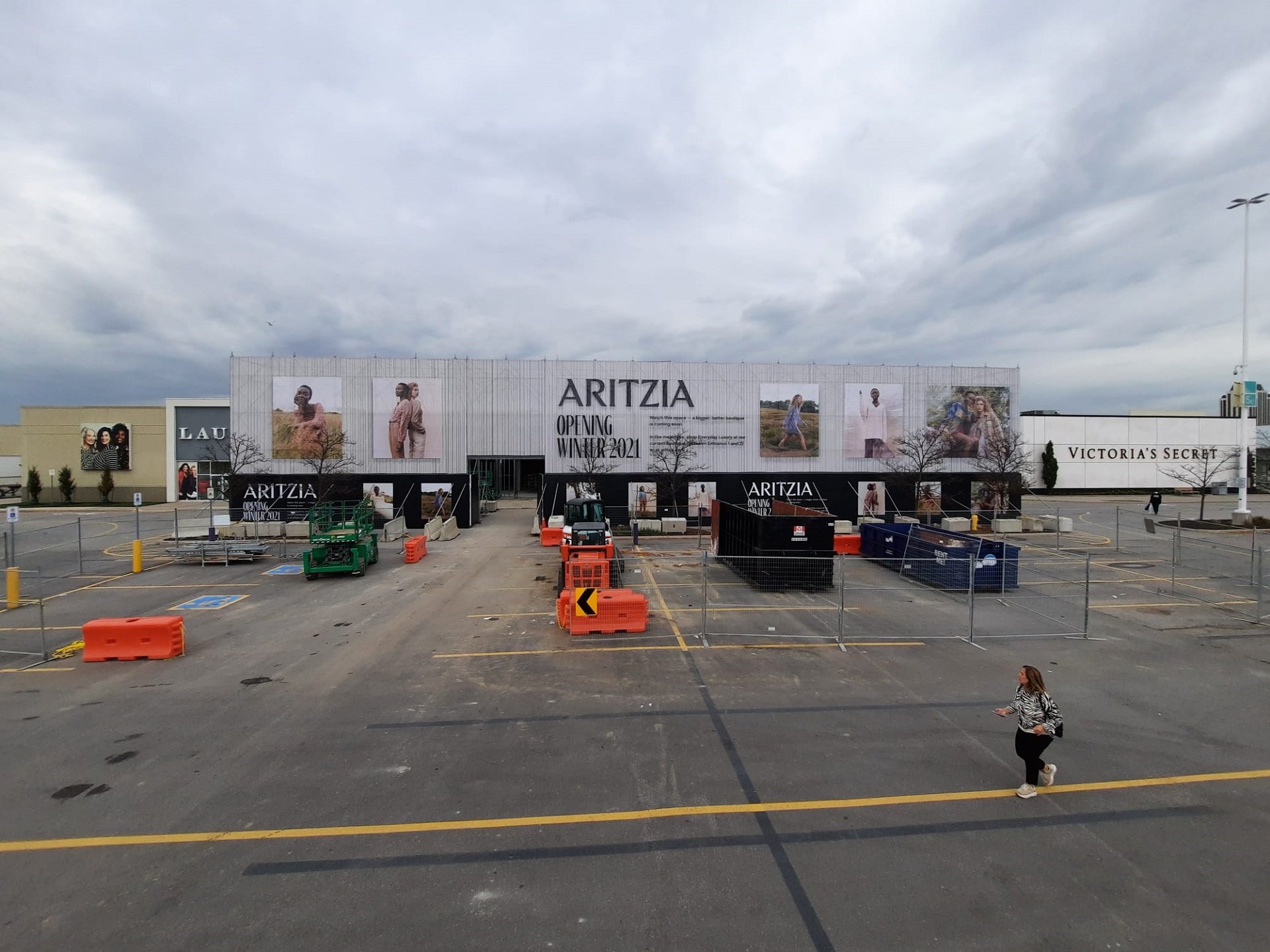 Aritzia Vaughan Trusts Signarama Toronto For Their New 300ft Long Sign