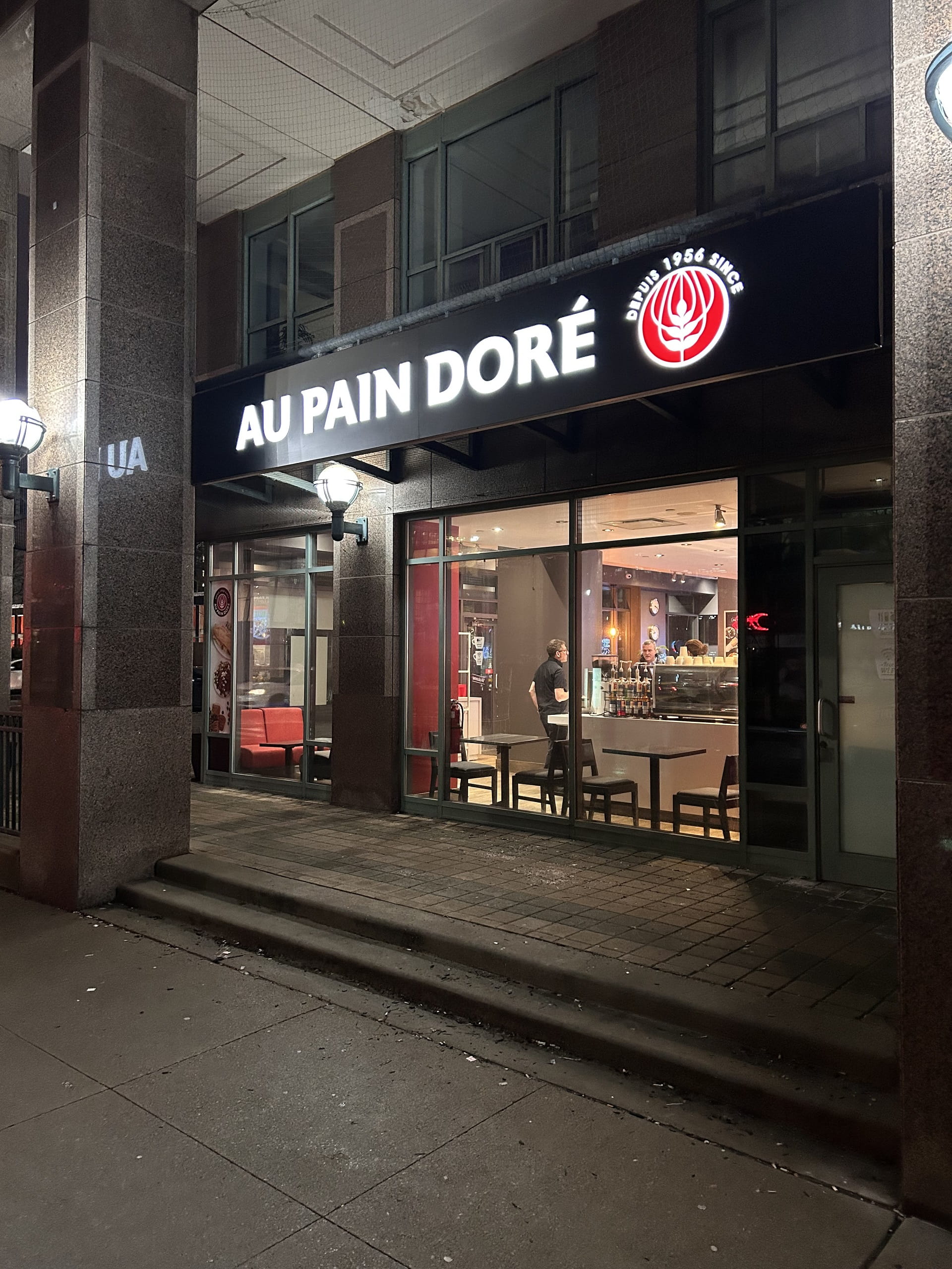 Signarama Toronto Makes Illuminated Signs For Au Pain Doré