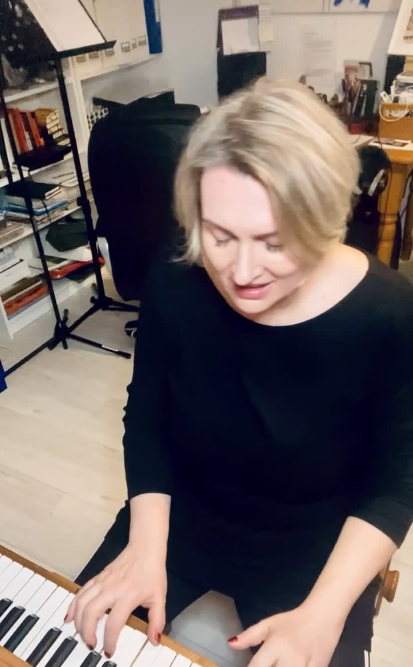 Erika Elliot - Singer-songwriter from Düsseldorf | mukken