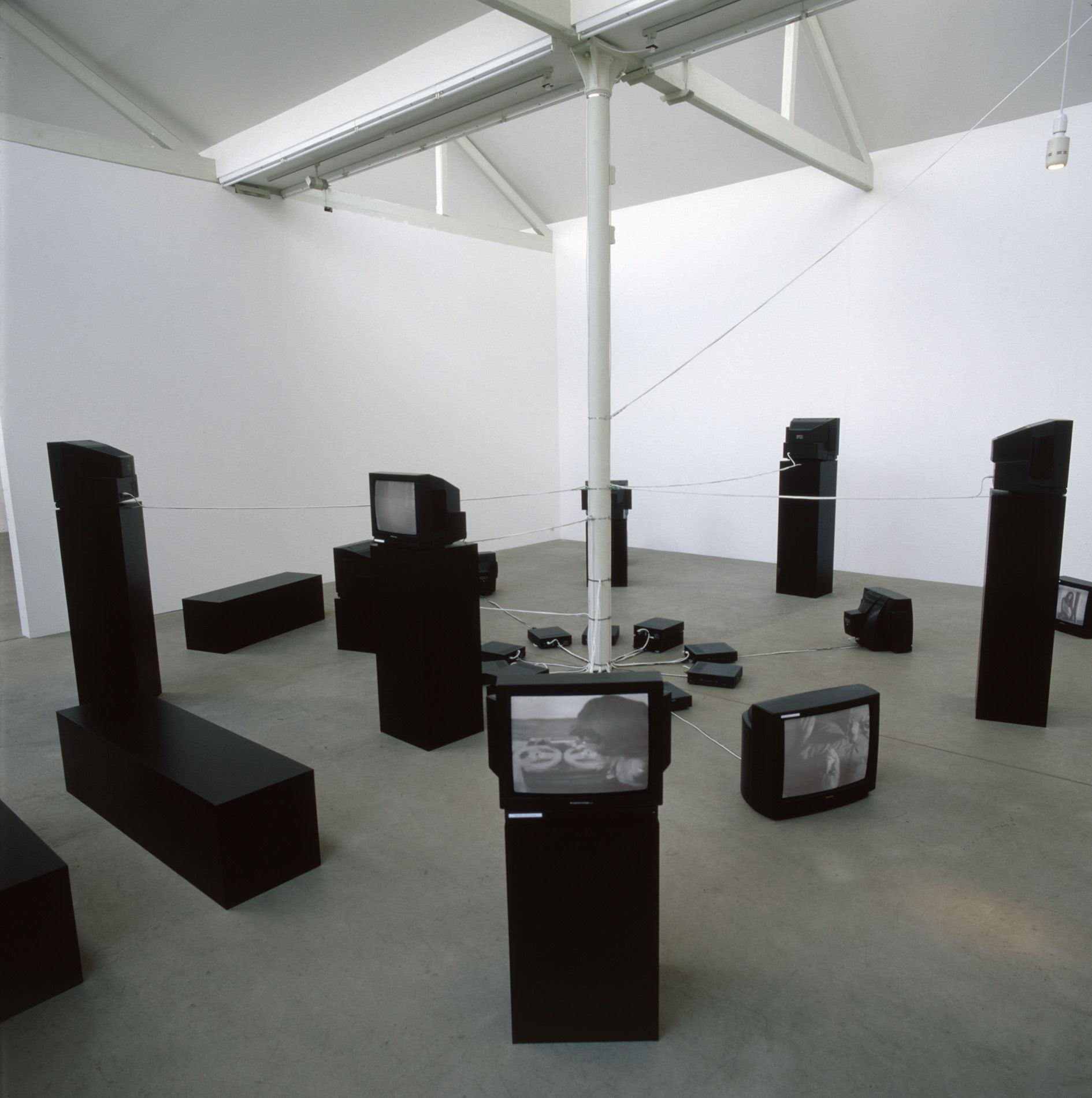 Vito Acconci - Videos und Fotoarbeiten 1971-77 - Cologne – Sprüth Magers