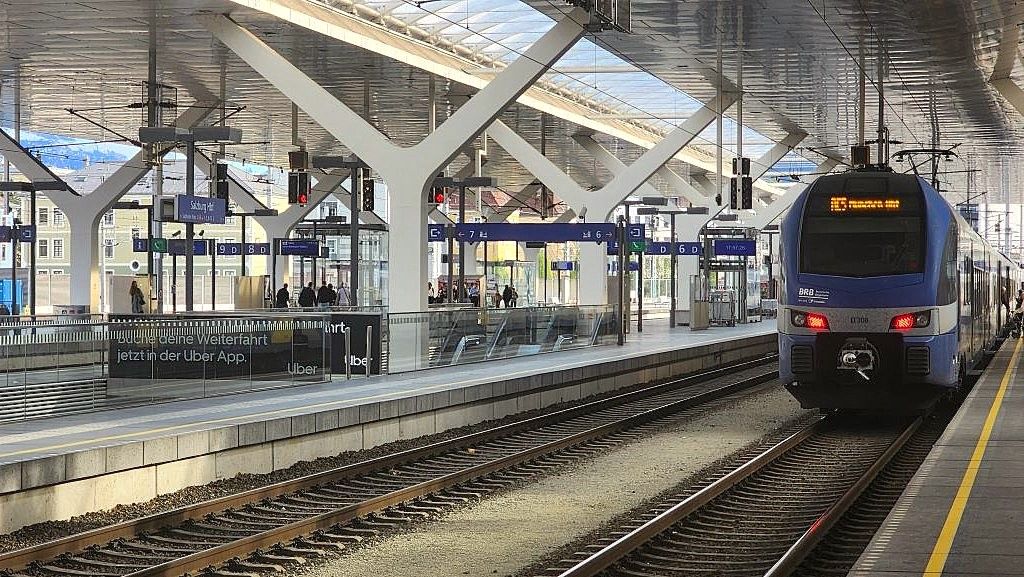 Using the main railway station in Salzburg | ShowMeTheJourney