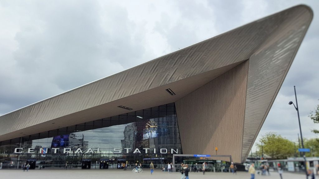 Using the main railway station in Rotterdam | ShowMeTheJourney