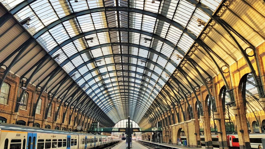 How to take a train journey from Edinburgh to London | ShowMeTheJourney