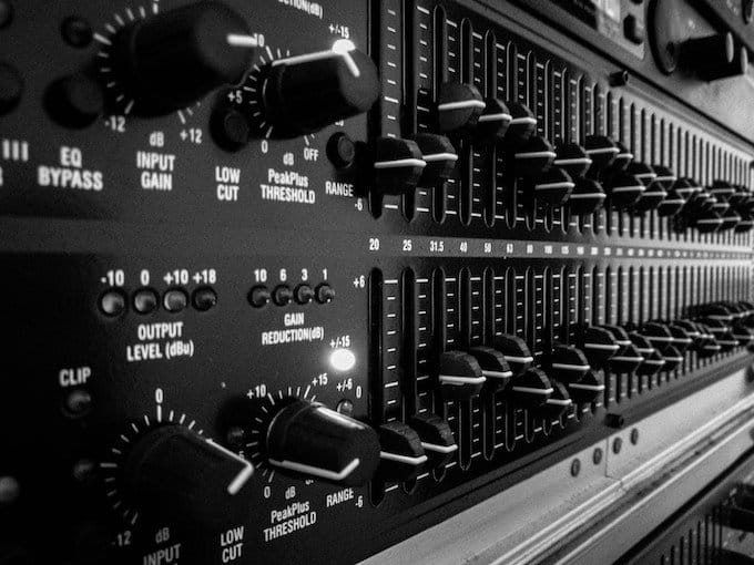 Radio survey: total audience tuning into radio waves remains stable ...