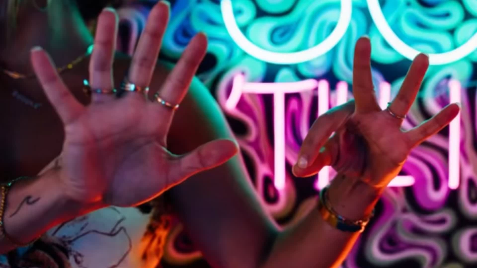 yellowpop-neon-bar-at-soho-beach-house