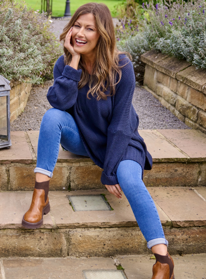 Julie L | Female model | Source Models model agency | 31844