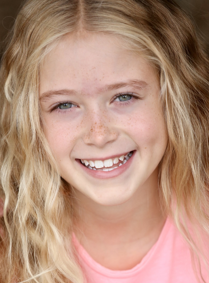 Mia W | Child model | Source Models model agency | 214705