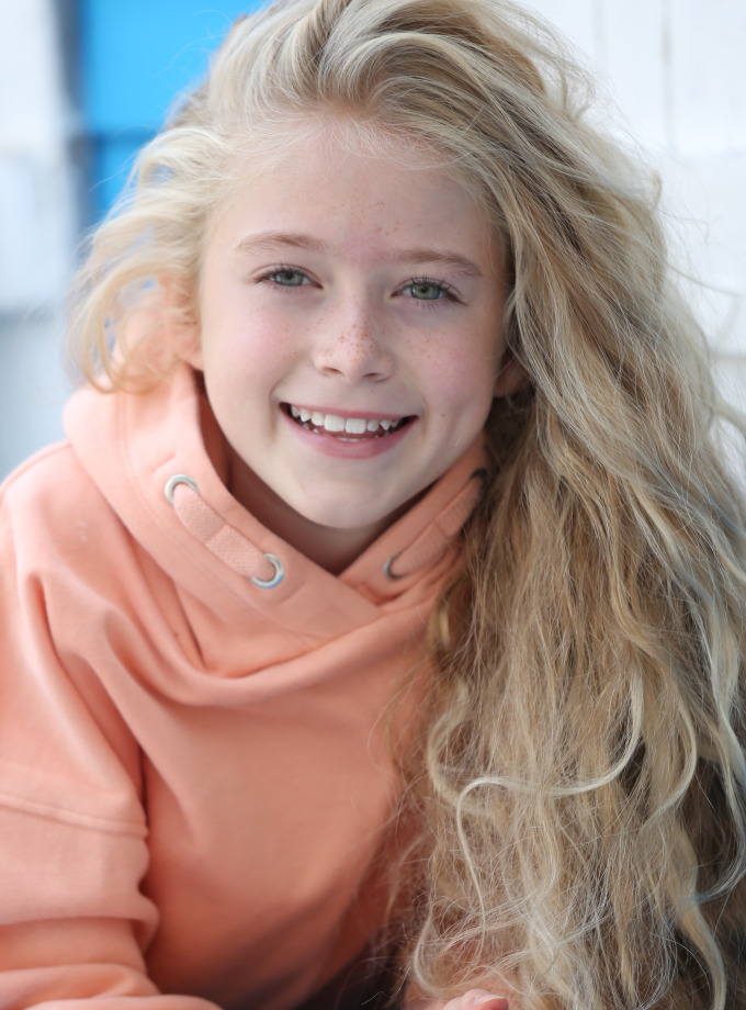 Mia W | Child model | Source Models model agency | 214705