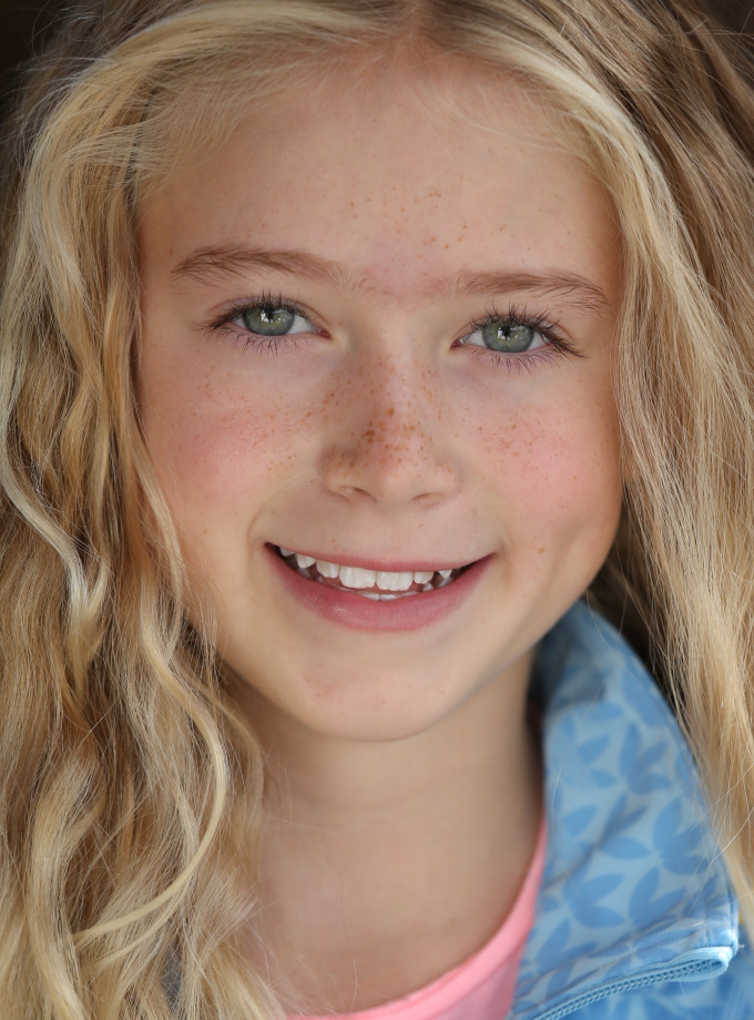 Mia W | Child model | Source Models model agency | 214705