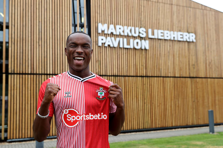 Gallery: Derrick Abu signs for Saints | Southampton FC Official Site
