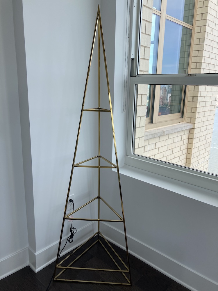 Customer_Pyramid book stand