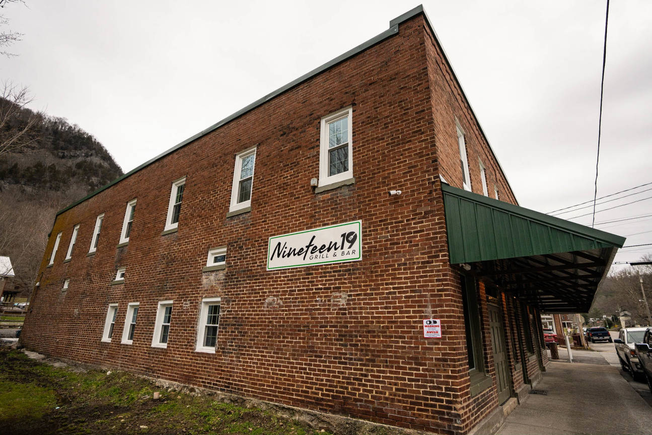 Nineteen 19 Grill & Bar - Historic Town where Tennessee, Kentucky and ...