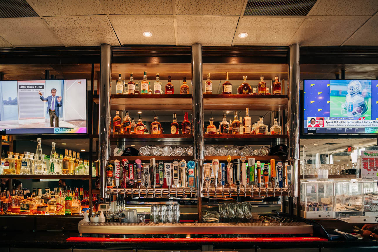 Heartbreakers Bar & Grill - Chaska, MN