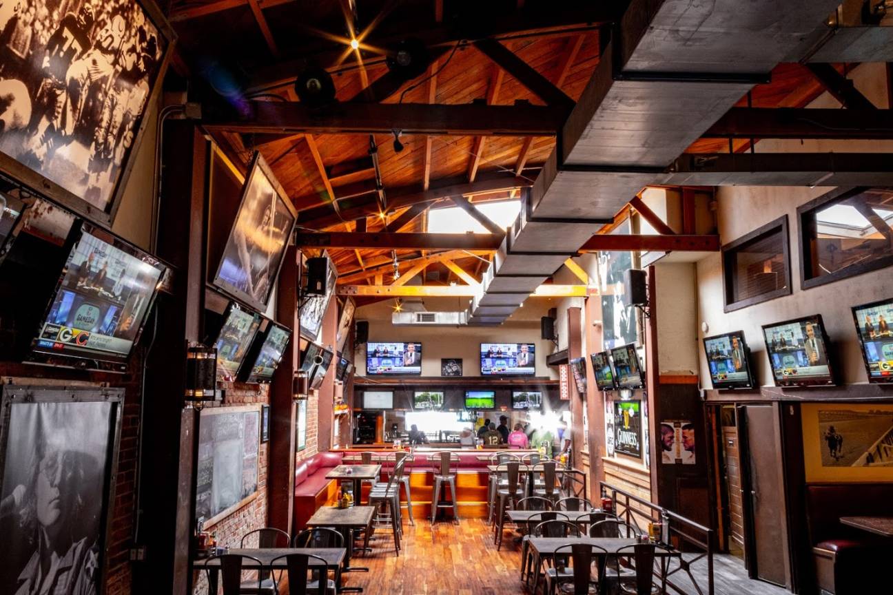The Crest Sports Bar & Grill - Old Town Torrance, Torrance, CA