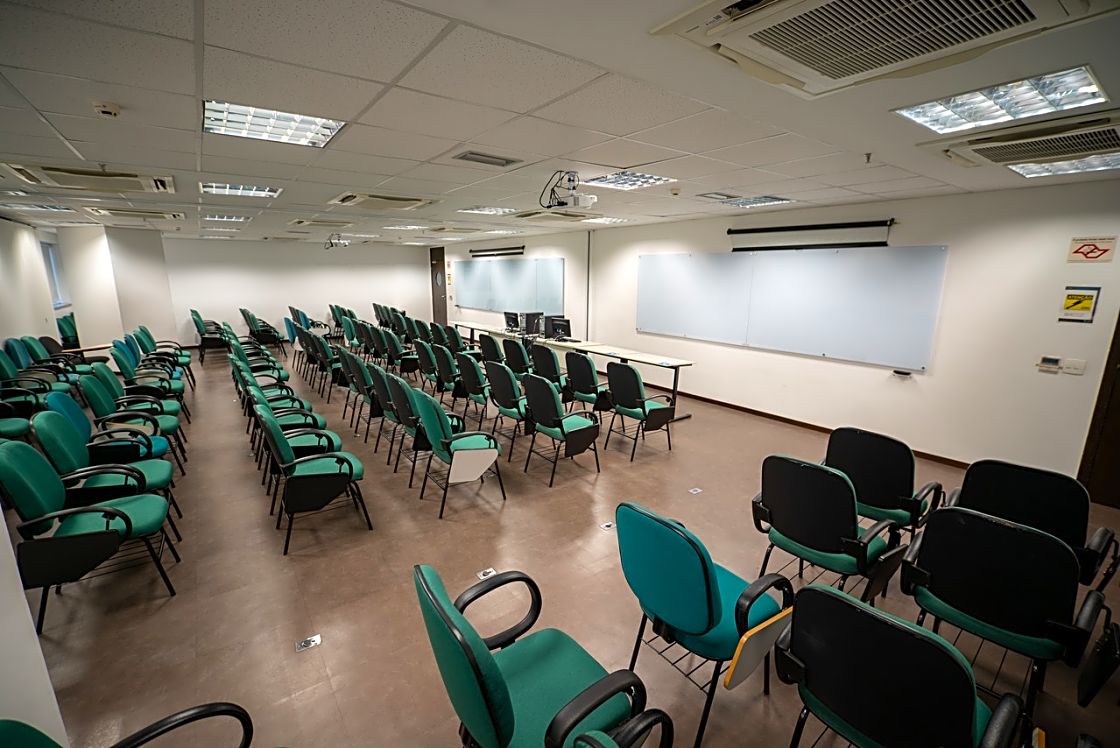 Sala de Aula Universitária com divisória