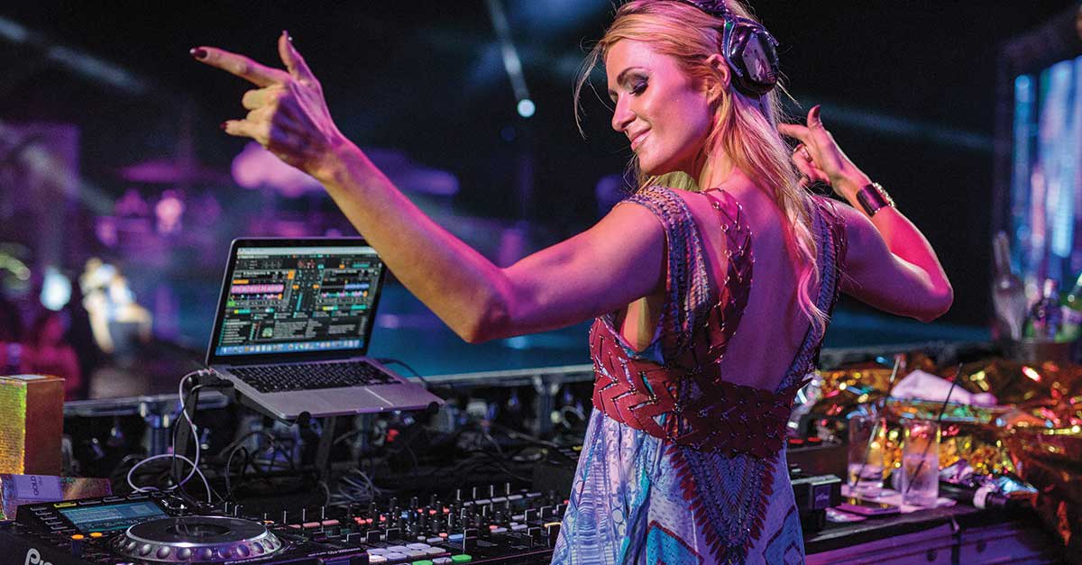 DJ Paris Hilton Female Disk Jockey Yang Melegenda