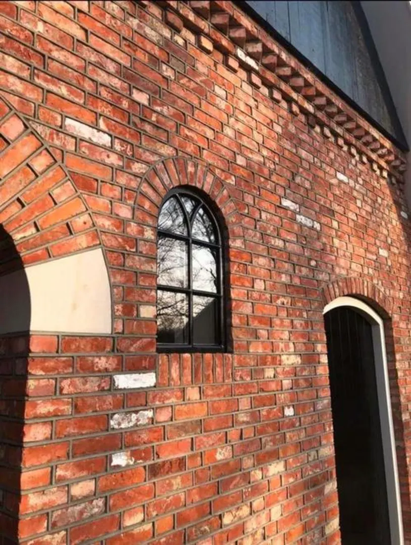 Oude rode metselstenen genuanceerd