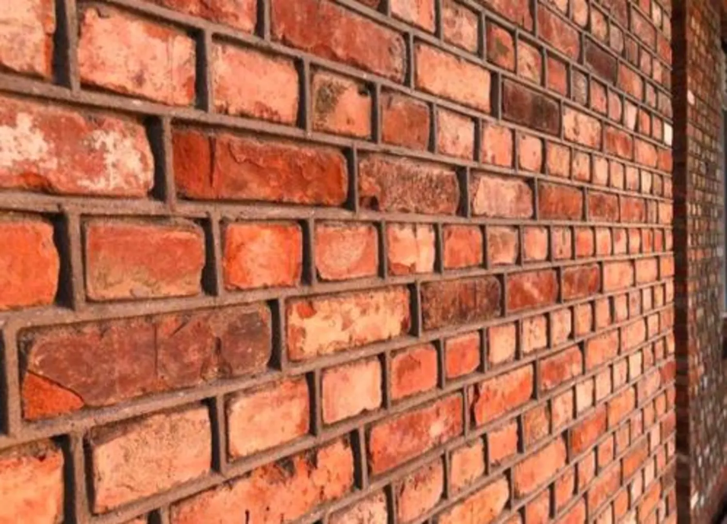 Oude rode metselstenen genuanceerd