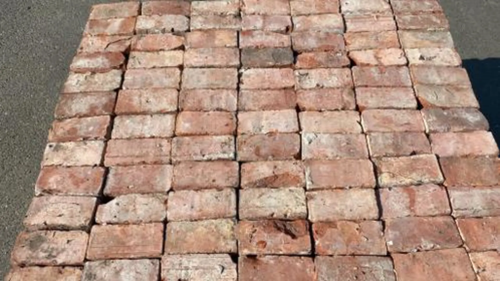 Oude rode metselstenen genuanceerd