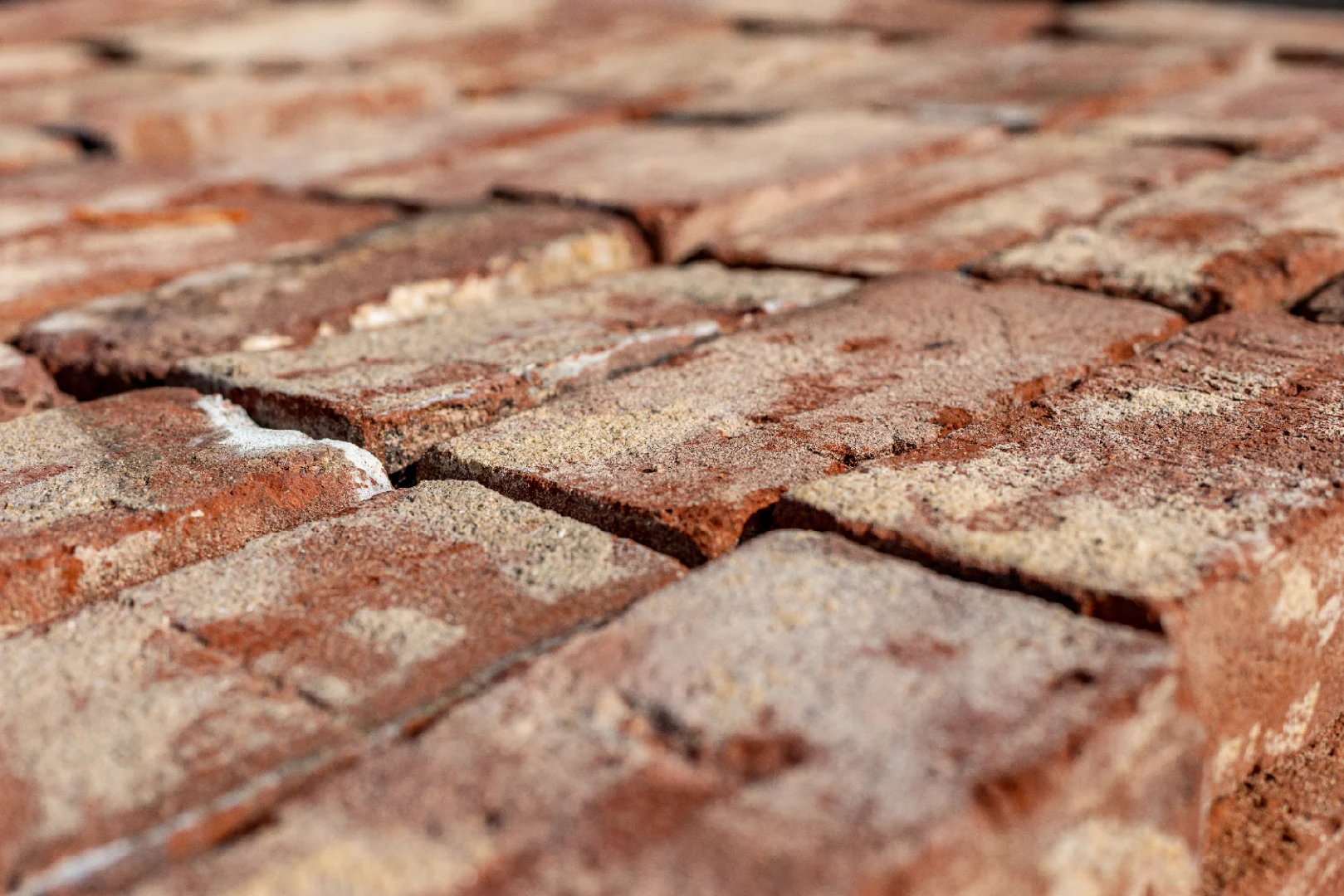 Antieke vormbak jaren 30 steen 21.5 x 5.5 rode nuance