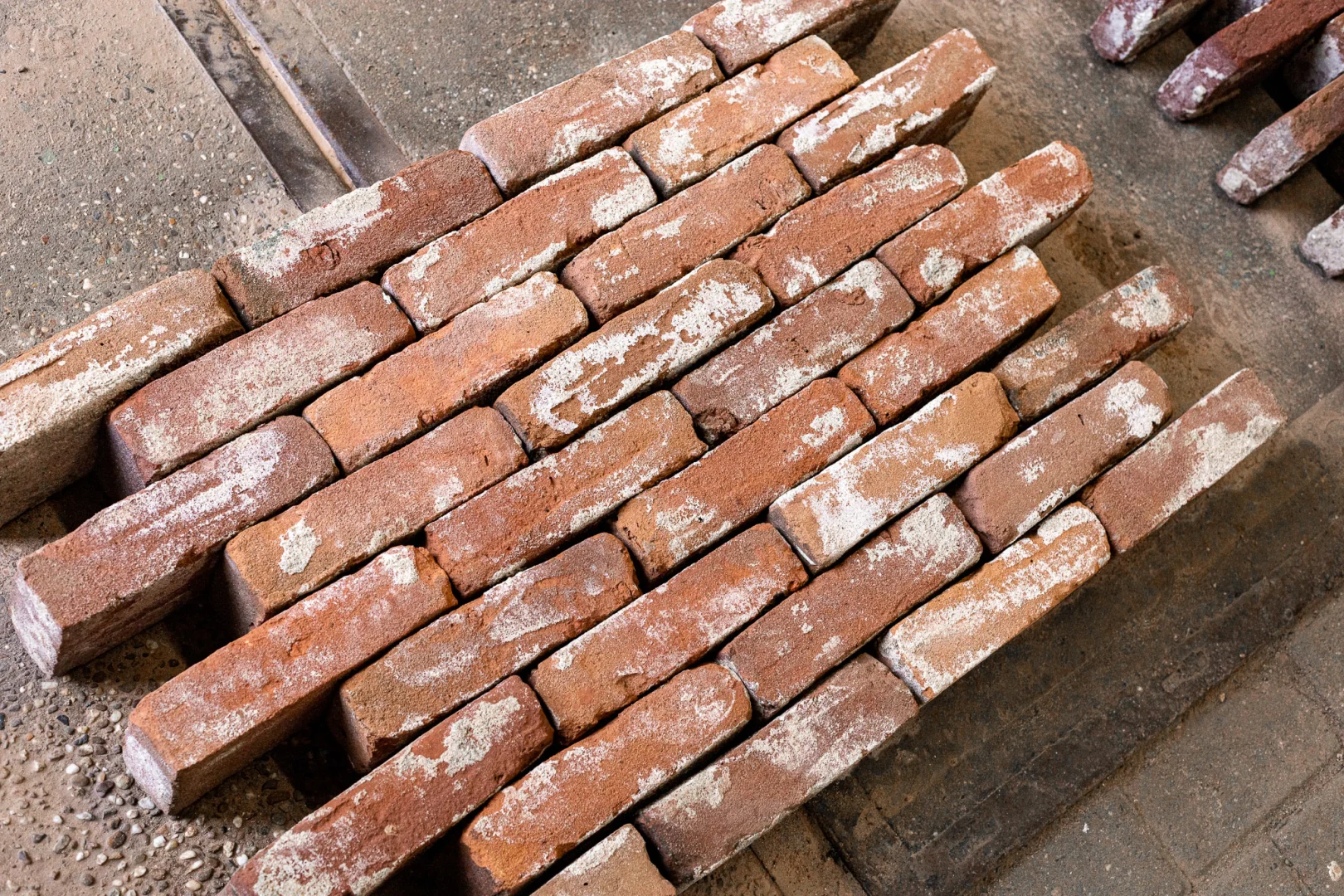 Oude rode bruine vormbak stenen gebikt waalformaat