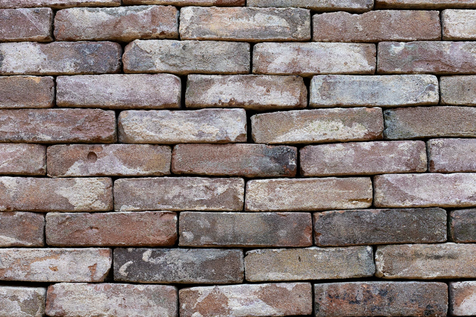 Oude gebikte rode vormbak metselstenen