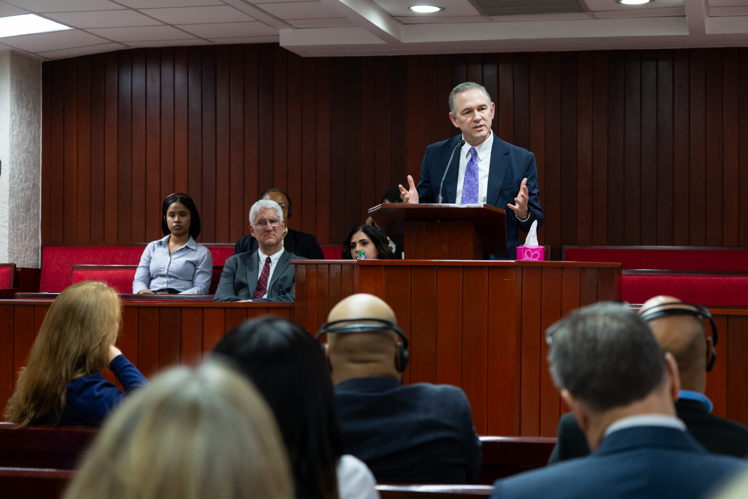 Élder Alexander Dushku Dirigiu-Se aos Membros da JRCLS em Santo Domingo ...