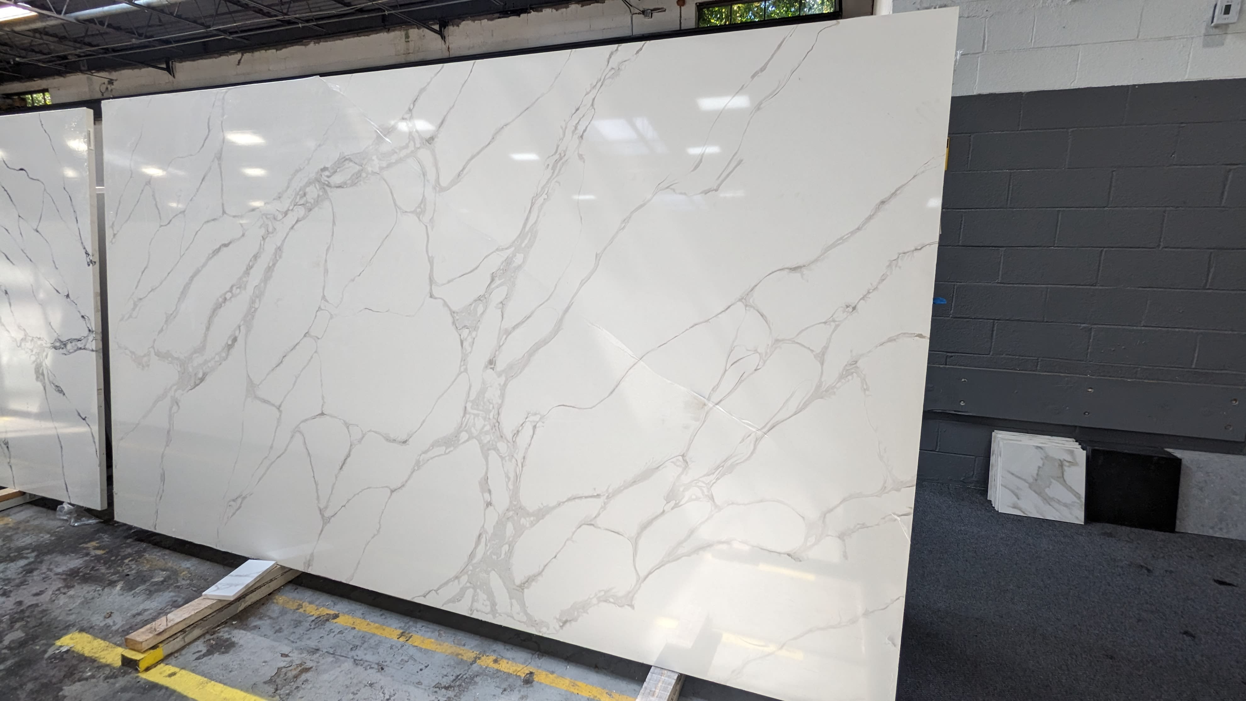 Quartziano Ultimate Countertop Surface New Calacatta Classic Quartz