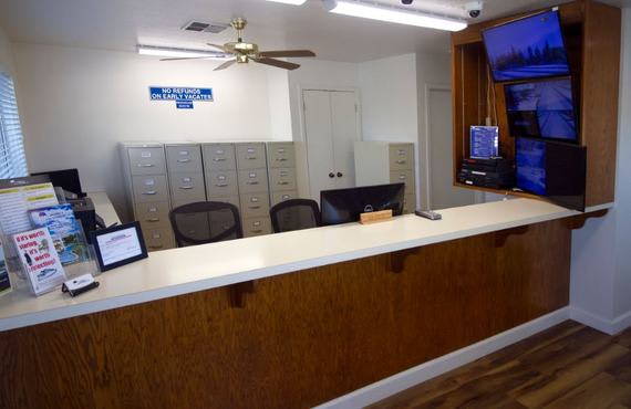 Self storage units in Bakersfield, CA I Derrel's Mini Storage