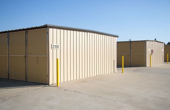 Self storage units in Fresno, CA from $23 | 3514 W Dakota Ave | Derrel ...