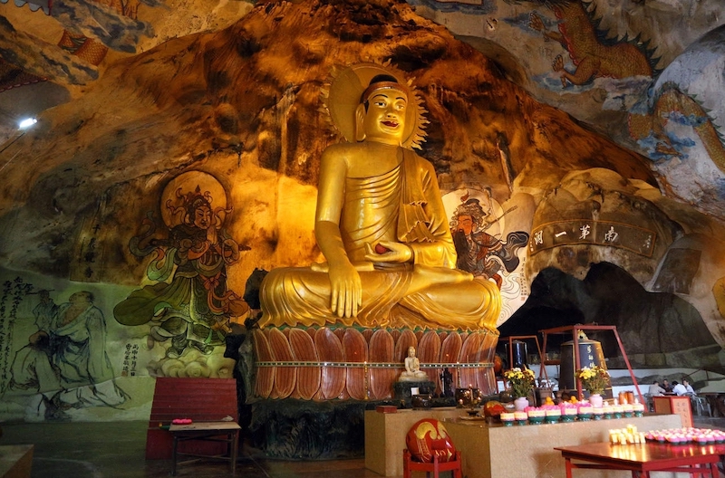 Sam Poh Tong Cave Temple in Ipoh, Malaysia | Day Tripe with Sunleisureworld