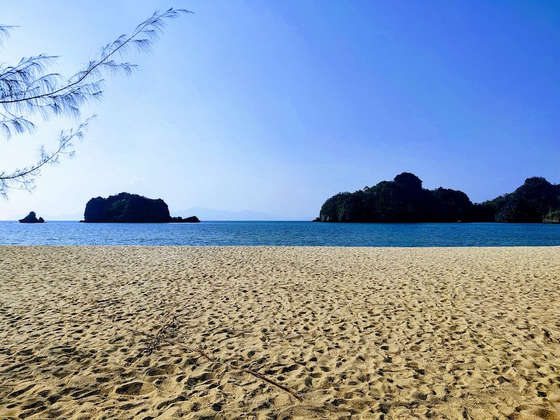 Tanjung Rhu Beach in Langkawi, Malaysia | Day Tripe with Sunleisureworld