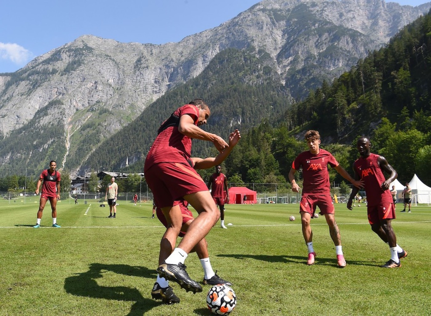 Liverpool - Bilder: Slipar formen i soliga Salzberg Liverpool - Bilder: Slipar formen i soliga Salzberg