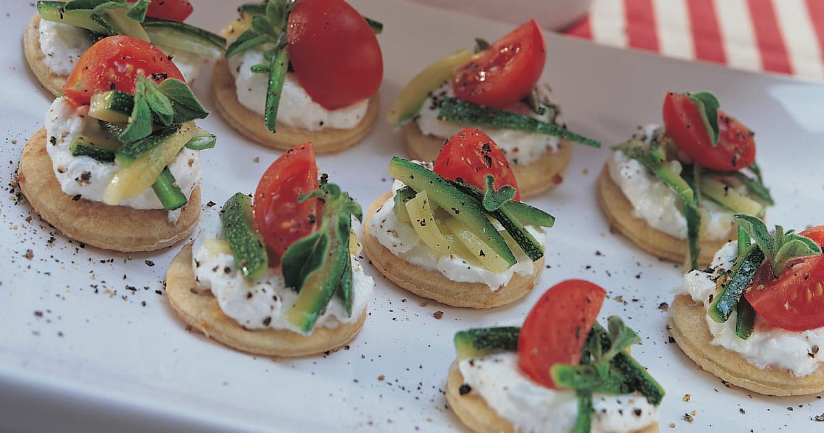 Canapés mit Ricotta, Zucchini und Cherrytomaten - Rezept | Swissmilk