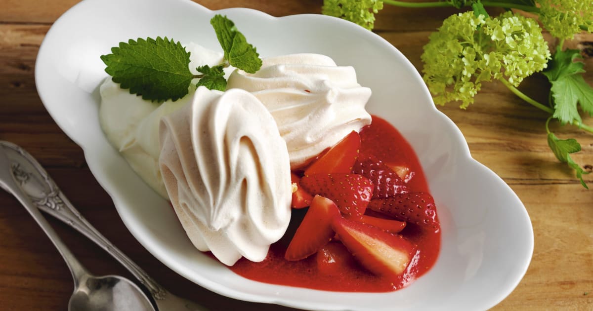 Emmentaler Meringues mit Erdbeersalat - Rezept | Swissmilk