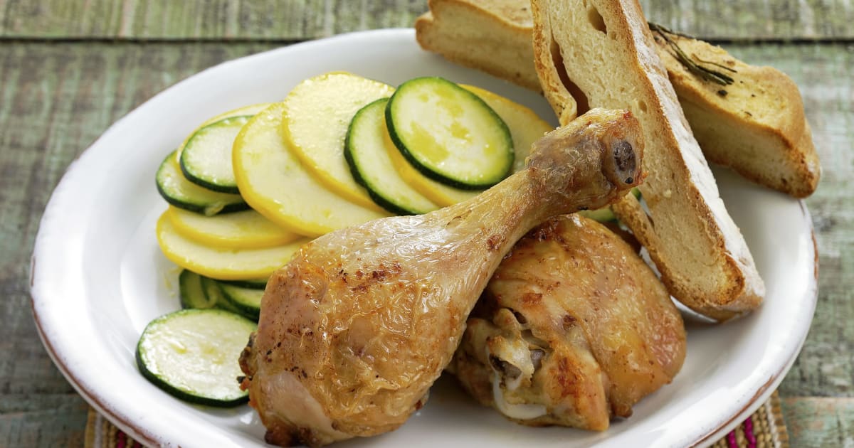 Pouletschenkel mit Zucchettisalat - Rezept | Swissmilk