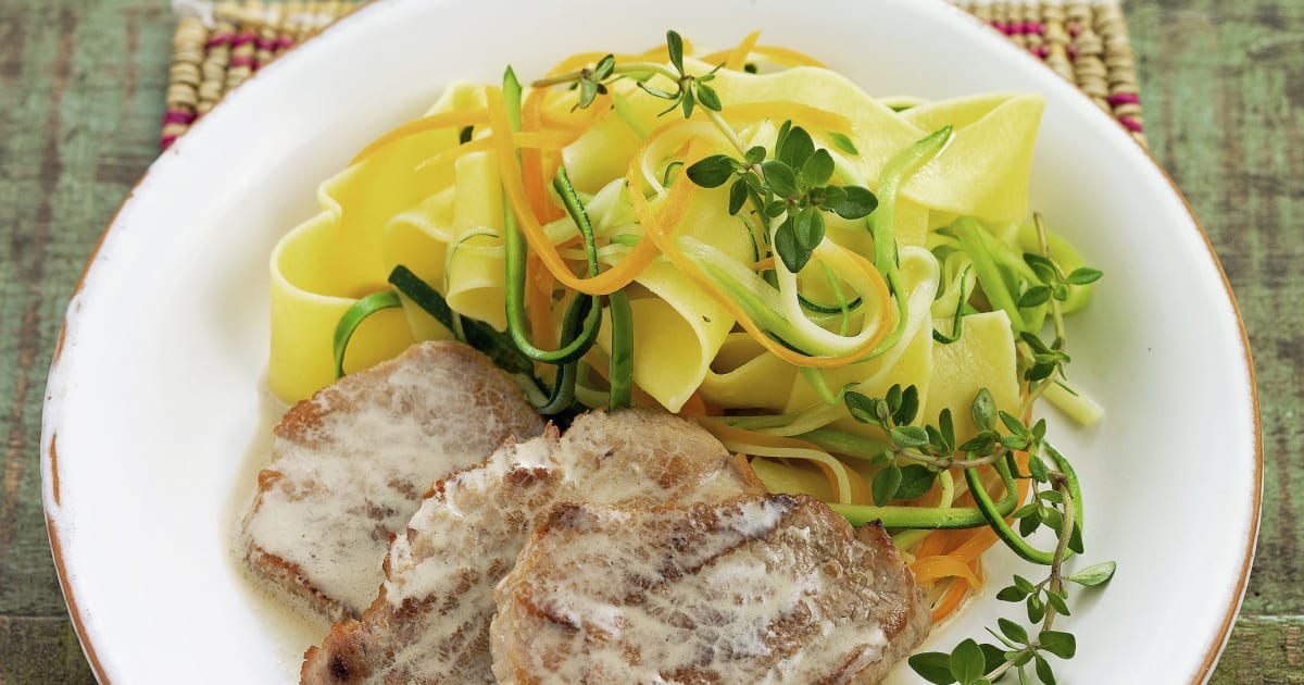 Rahmschnitzel mit Gemüsenudeln - Rezept | Swissmilk