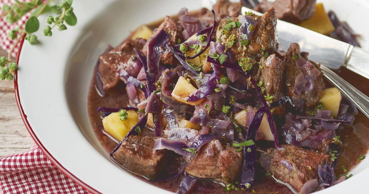 Rindsgulasch mit Rotkraut - Rezept | Swissmilk
