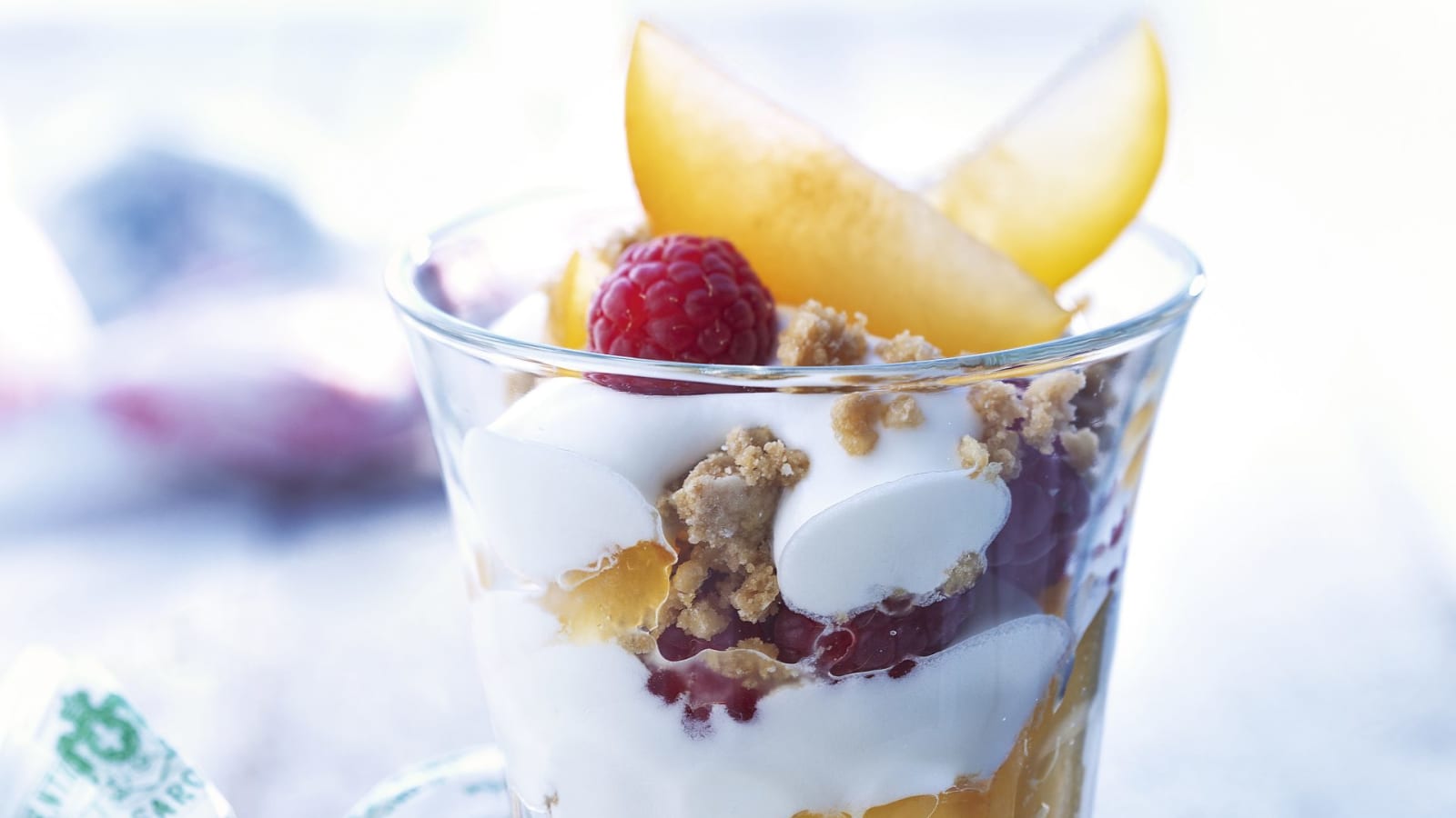 Amaretti-Joghurt-Fruchtbecher - Rezept | Swissmilk