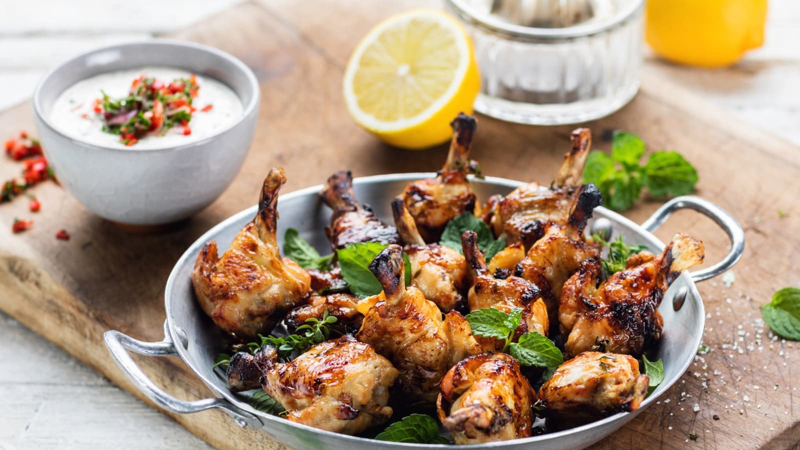 Chicken Drumsticks mit Chili-Minz-Dip - Rezept | Swissmilk