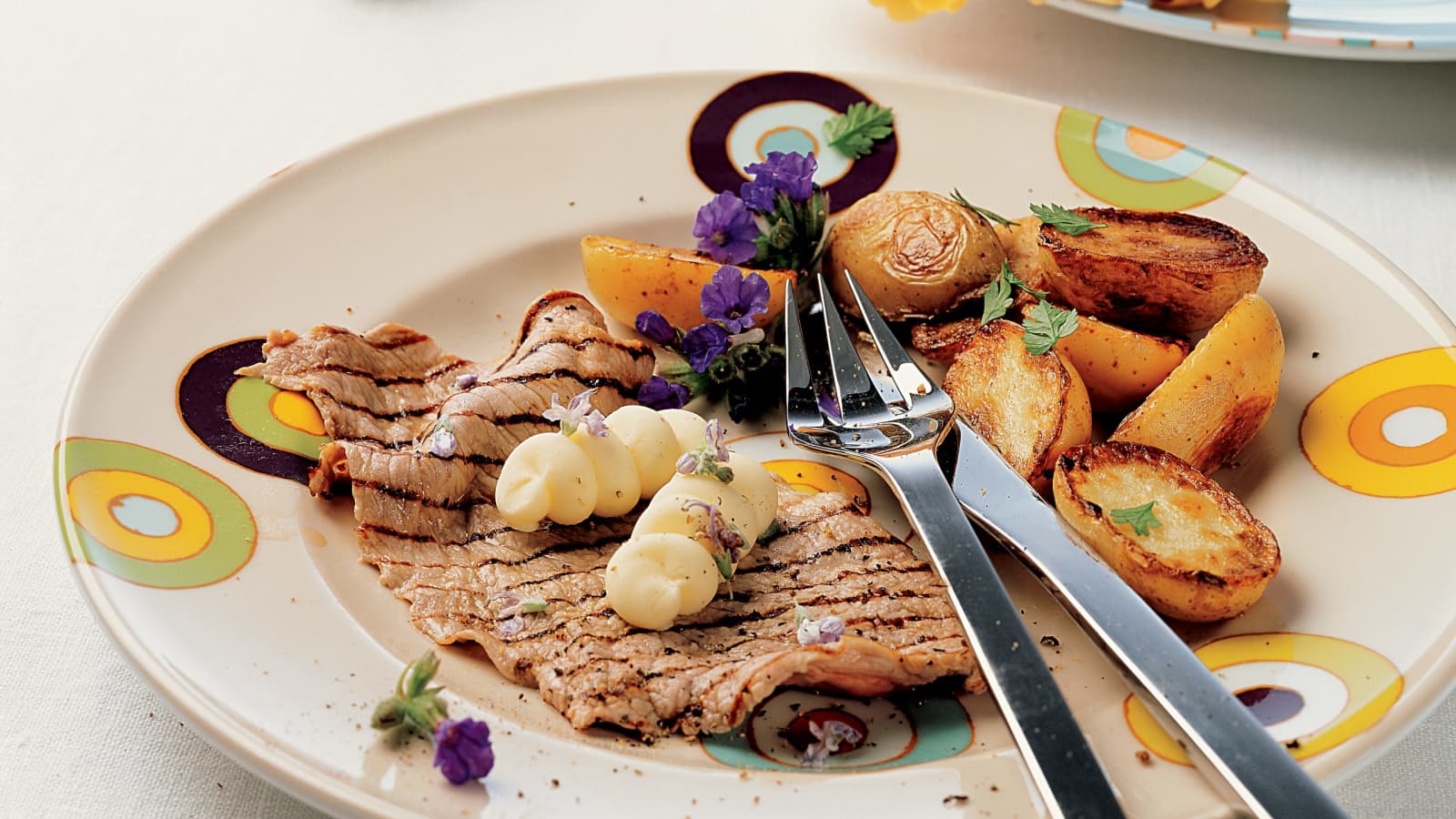 Kalbspaillard mit Holunderblüten-Butter - Rezept | Swissmilk