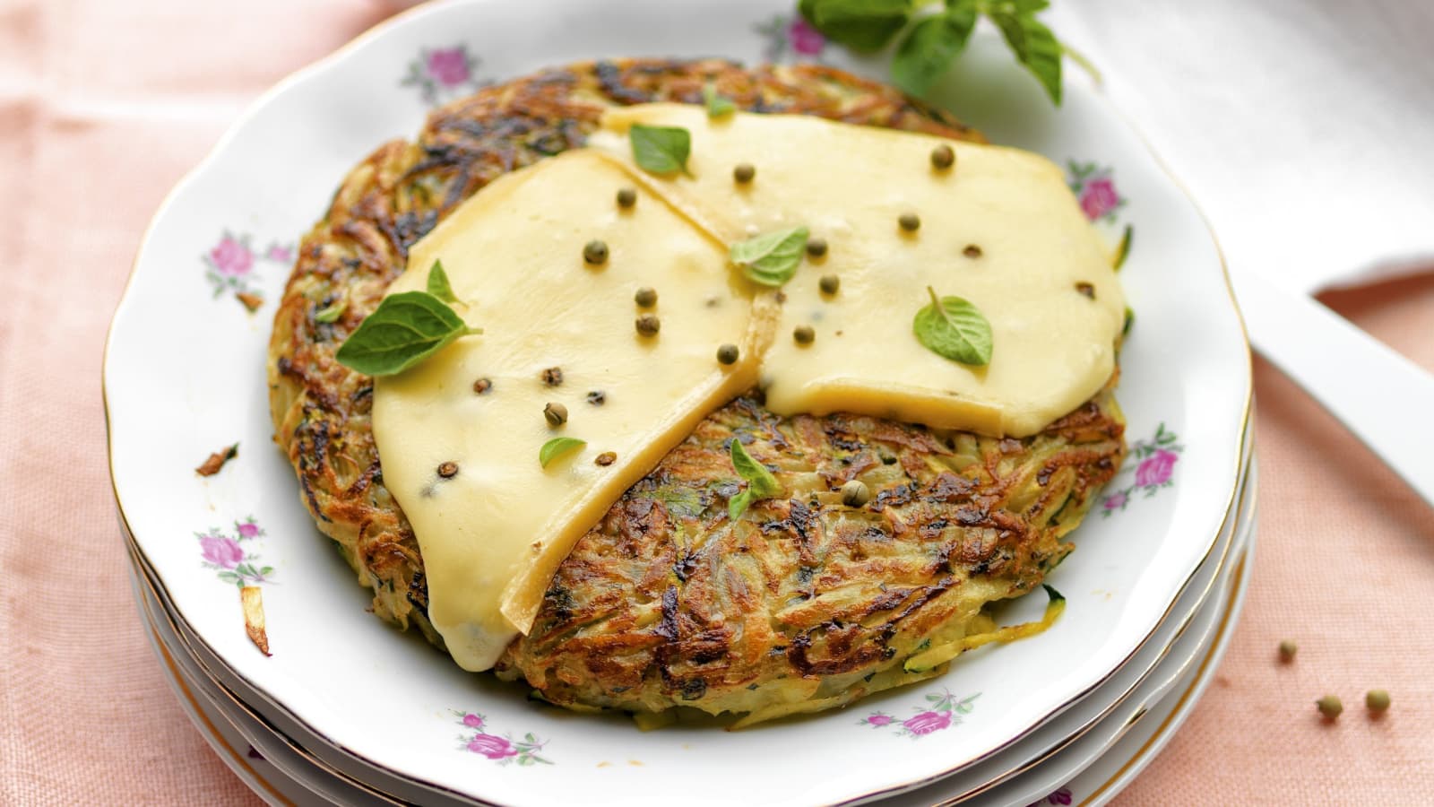 Kartoffel-Zucchini-Rösti mit Pfefferkäse - Rezept | Swissmilk